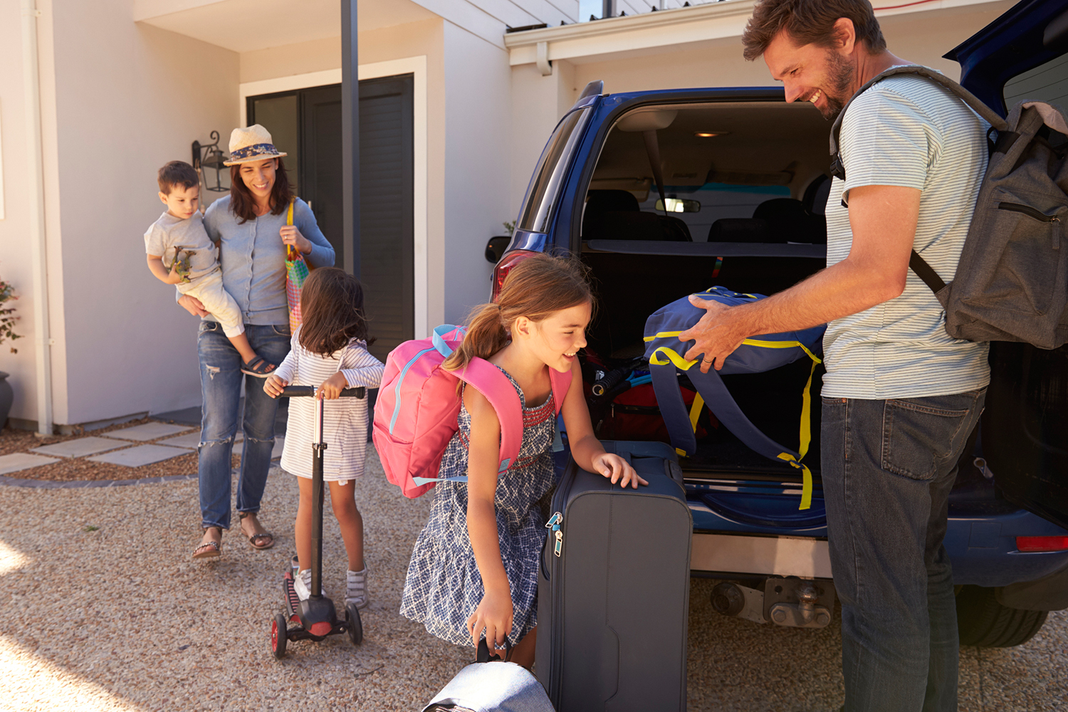 Family Packing Car Ready For Summer Vacation - Estamos contigo